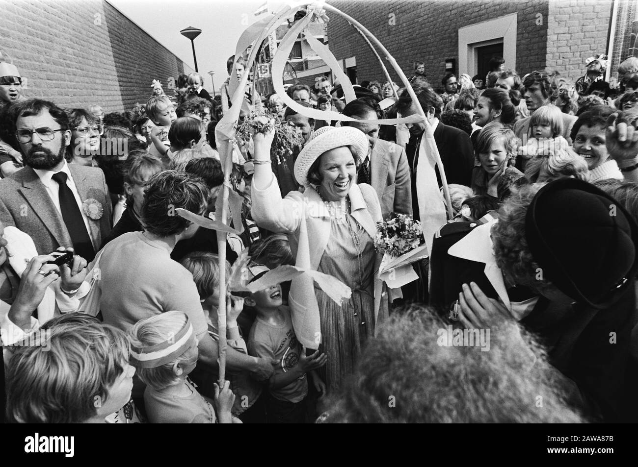 Queen Beatrix visits Almere; Her Majesty amidst enthusiastic crowd Date ...