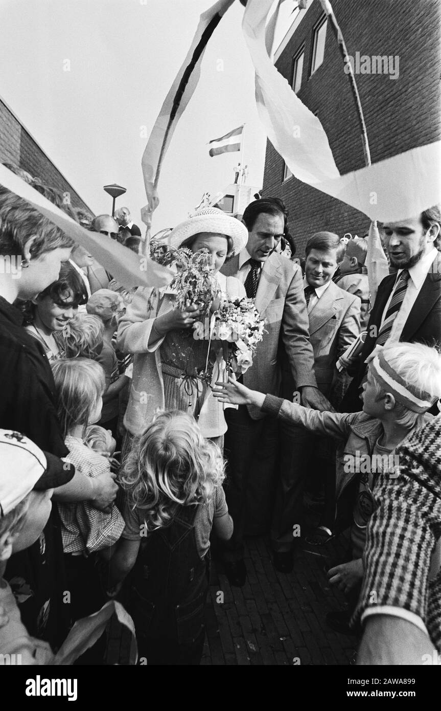 Queen Beatrix visits Almere; Her Majesty amidst enthusiastic crowd Date ...