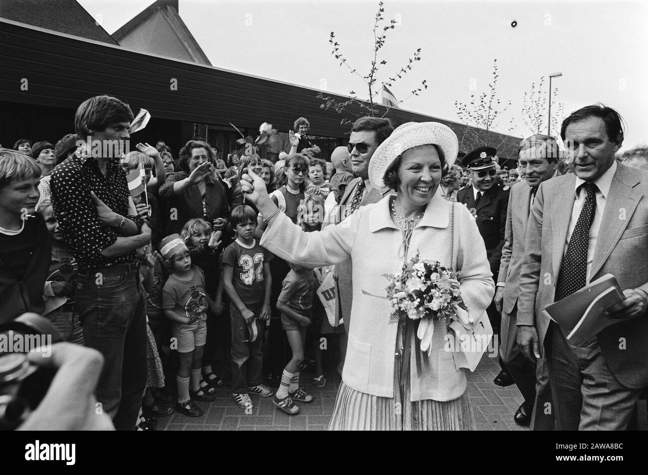 Queen Beatrix visits Almere; Her Majesty amidst enthusiastic crowd Date ...