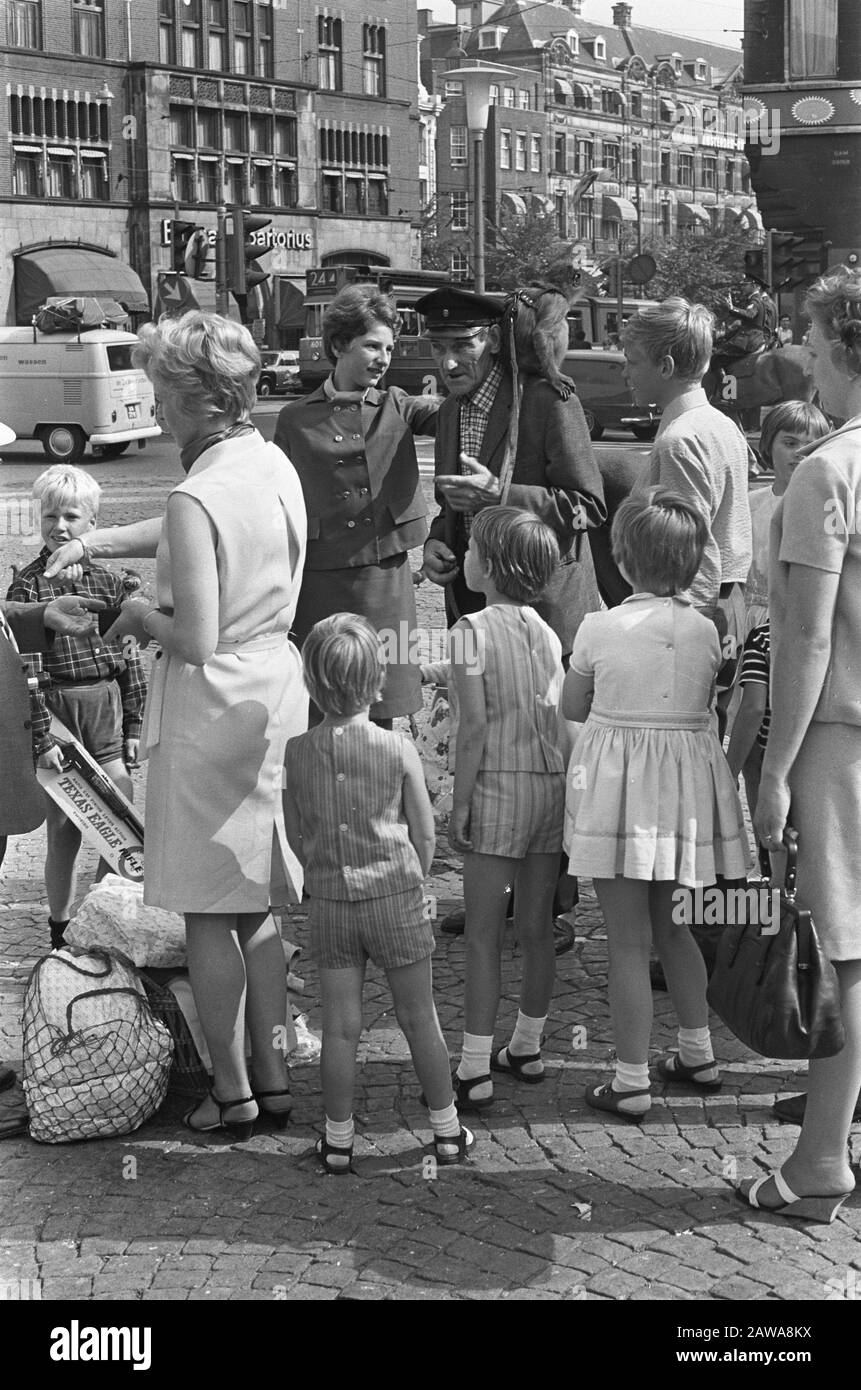 Summer days in Amsterdam Man with monkey on the Dam Date: July 5, 1967 ...