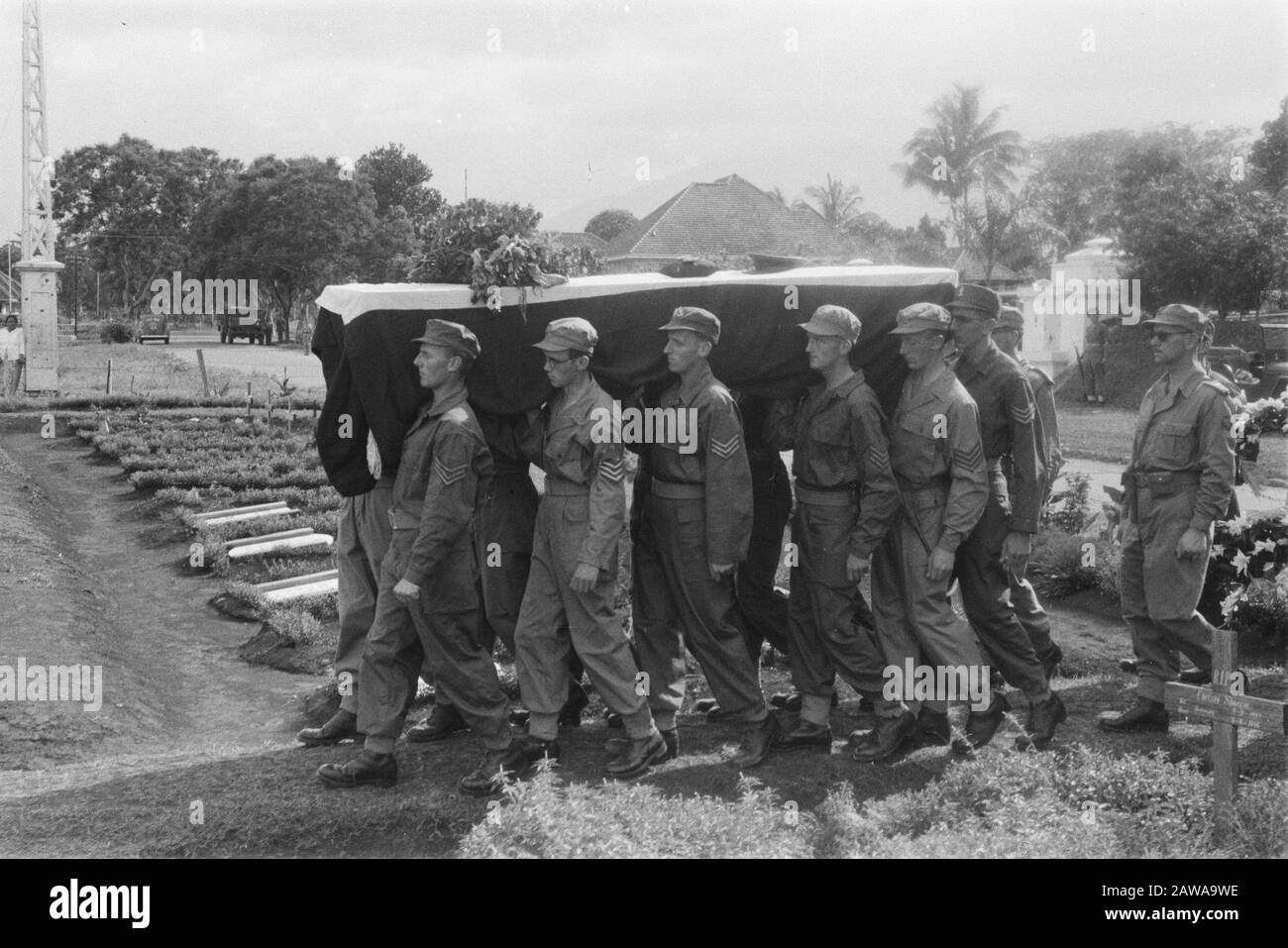 Burial Major B.H.J. Callenbach on the Field of Honor Menteng Pulo Men ...