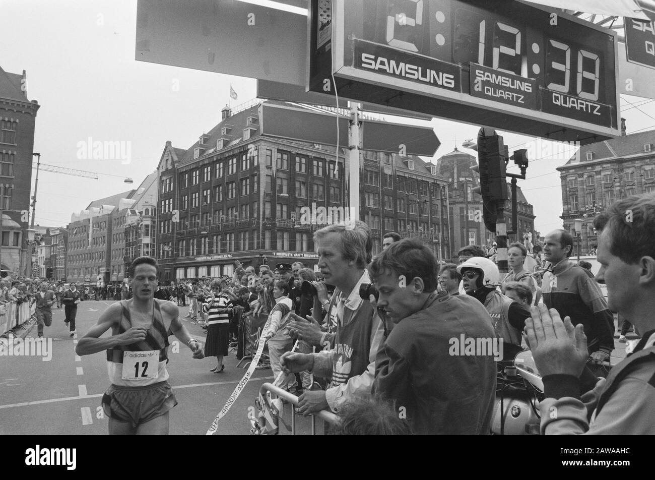 2 8 1988 Black and White Stock Photos & Images - Alamy