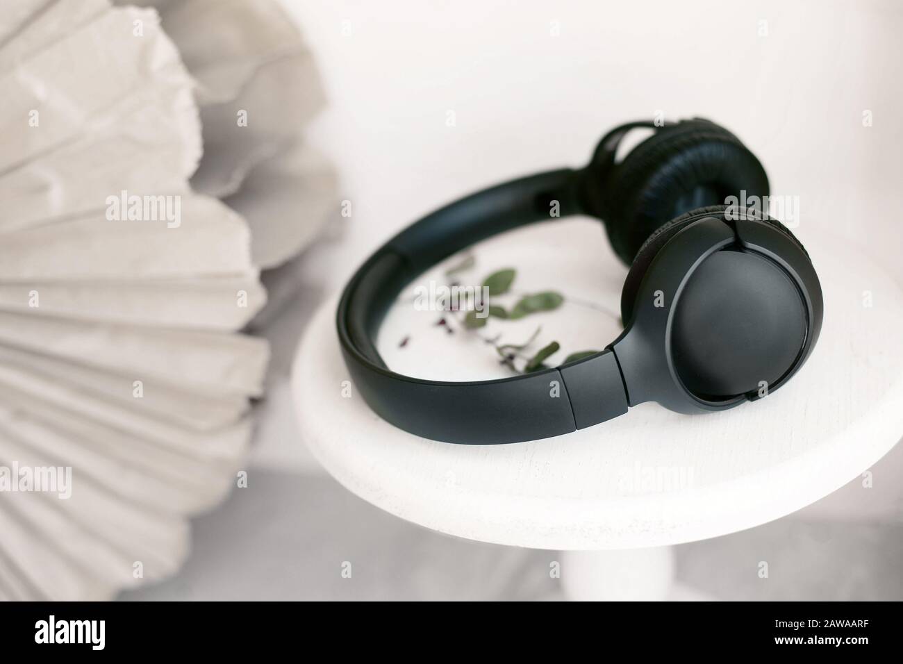 Stand microphone headphones in hi-res stock photography and images - Alamy