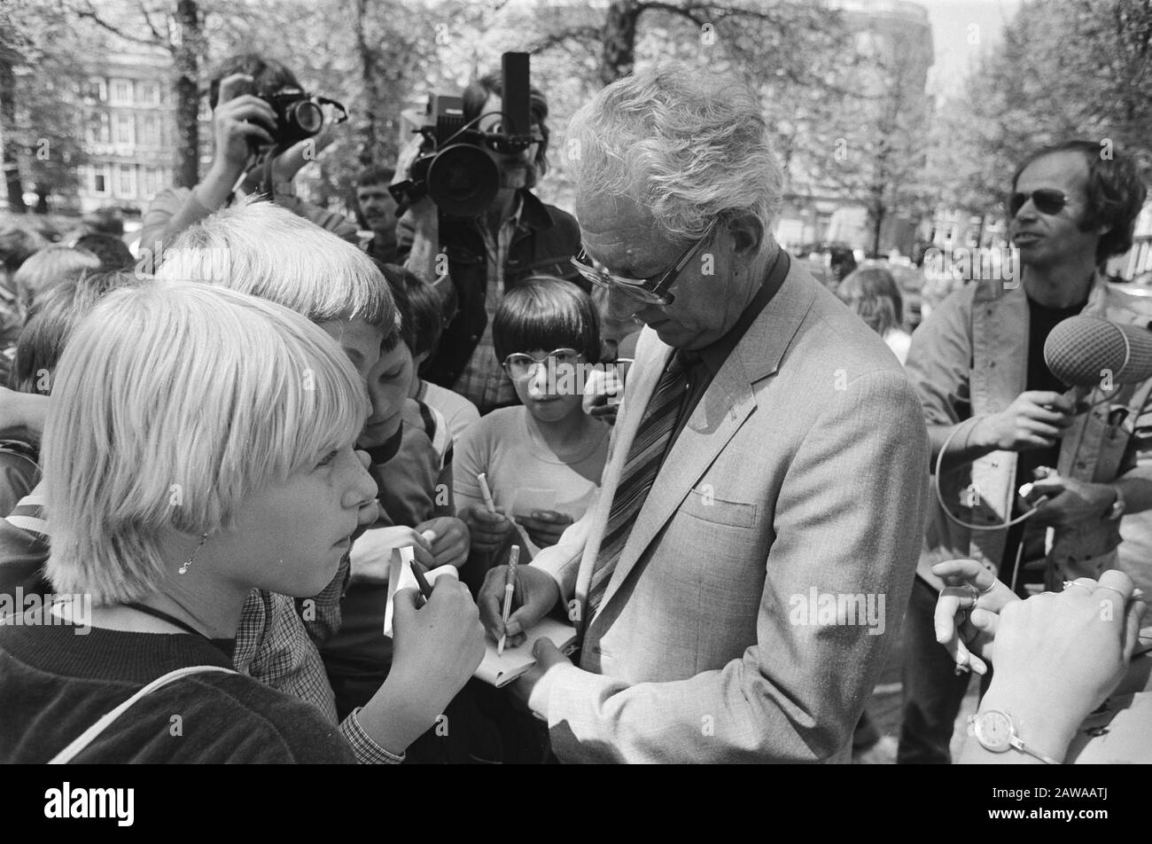 Receives signatures hi-res stock photography and images - Alamy