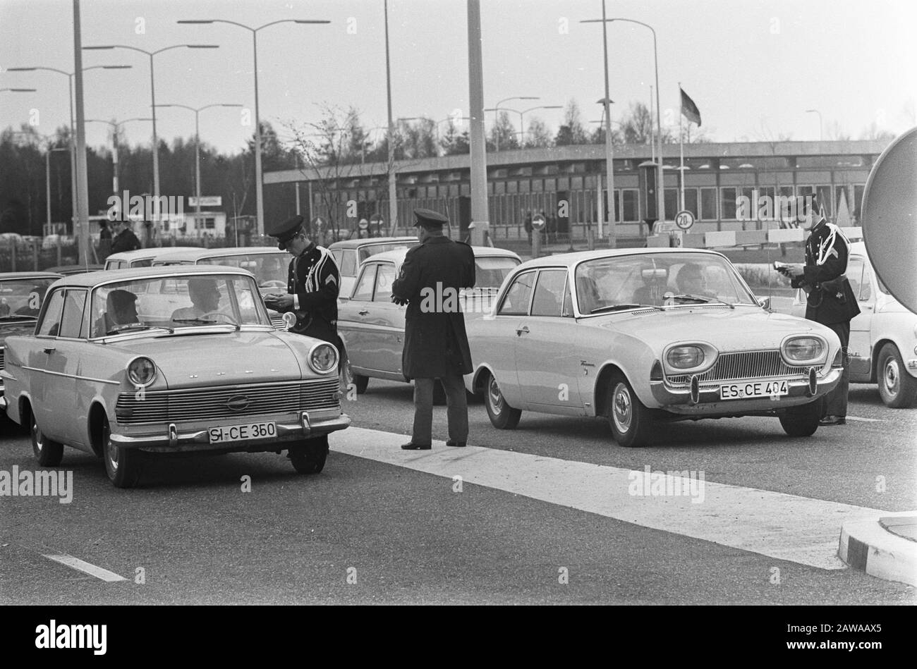 State Police and customs control at border crossing Bergh Date: April ...