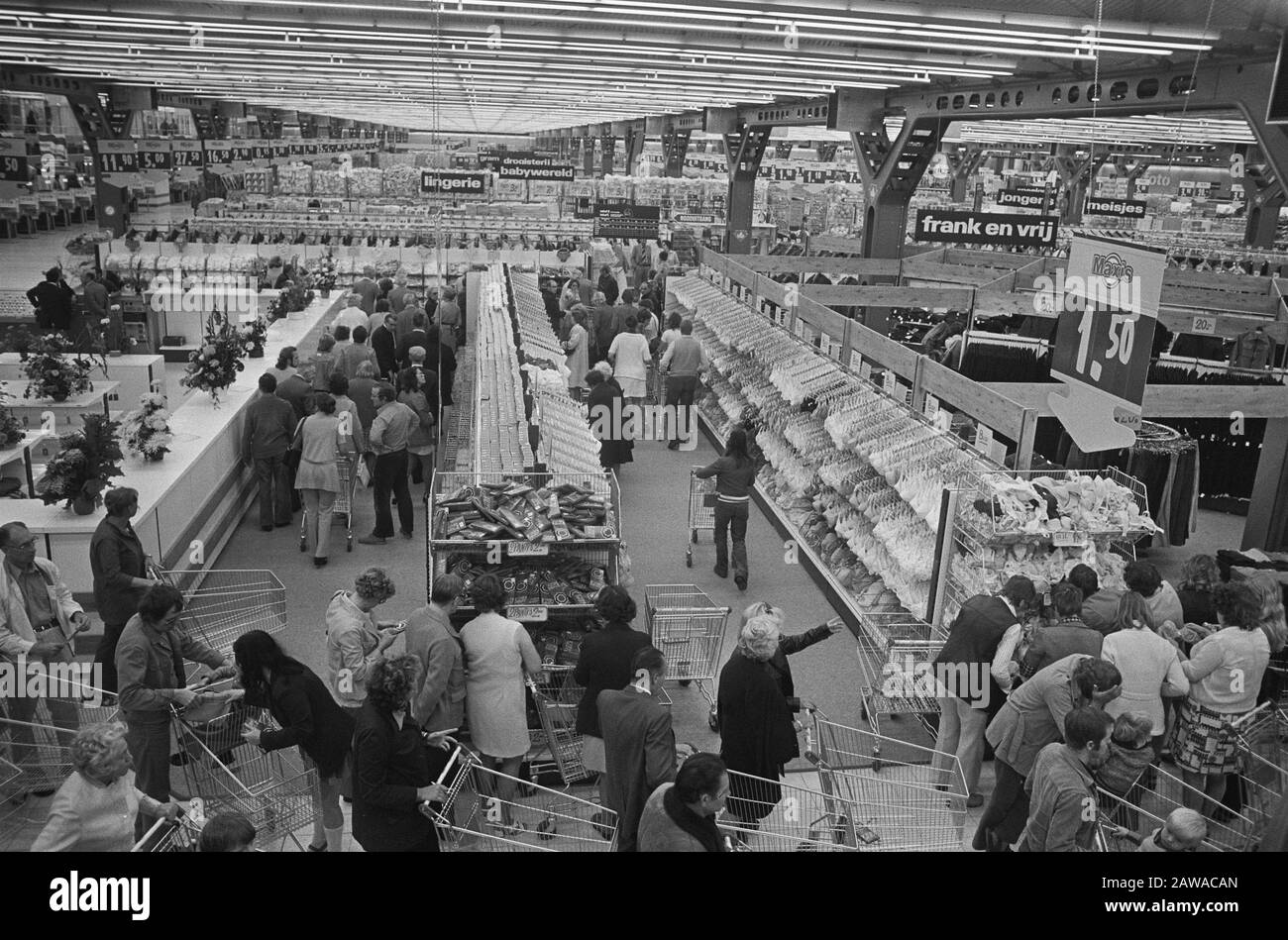 Maxis superstore opened between Diemen and Muiden, interior (overview ...