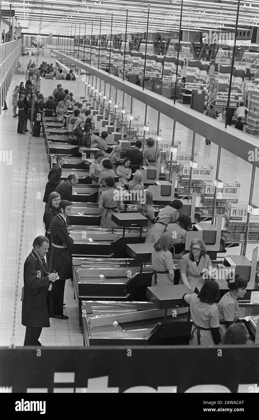 Maxis superstore opened between Diemen and Muiden, large amount of cash ...