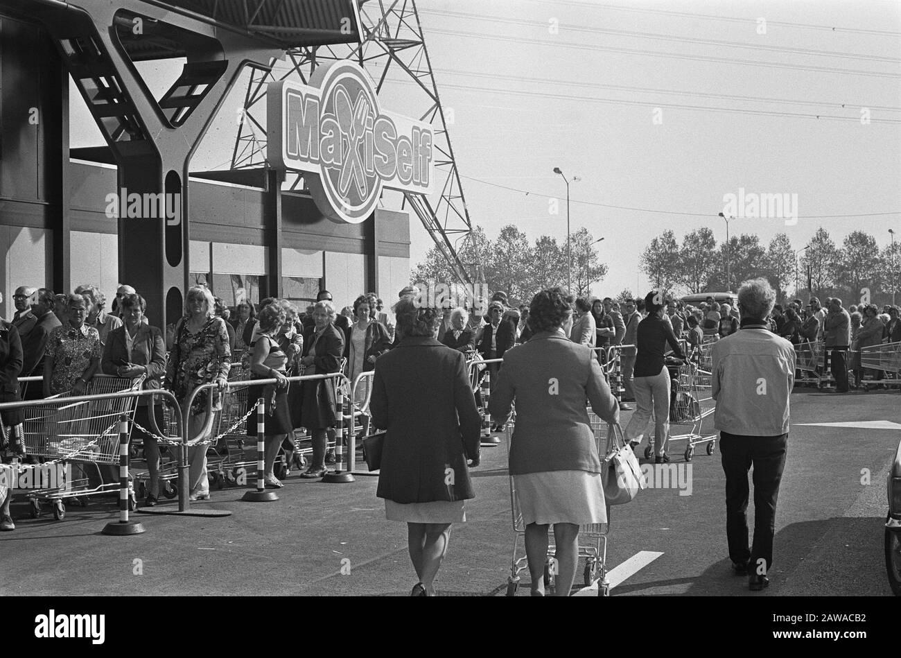 Maxis superstore opened between Diemen and Muiden, long line of ...