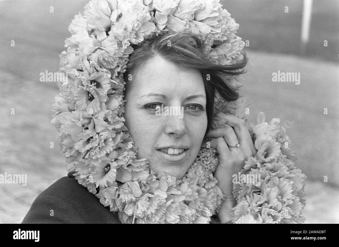 Girl with bulbs garland Date: March 27, 1966 Keywords: girls Stock ...