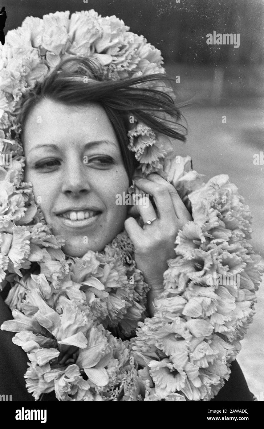 Girl with bulbs garland Date: March 27, 1966 Keywords: girls Stock ...