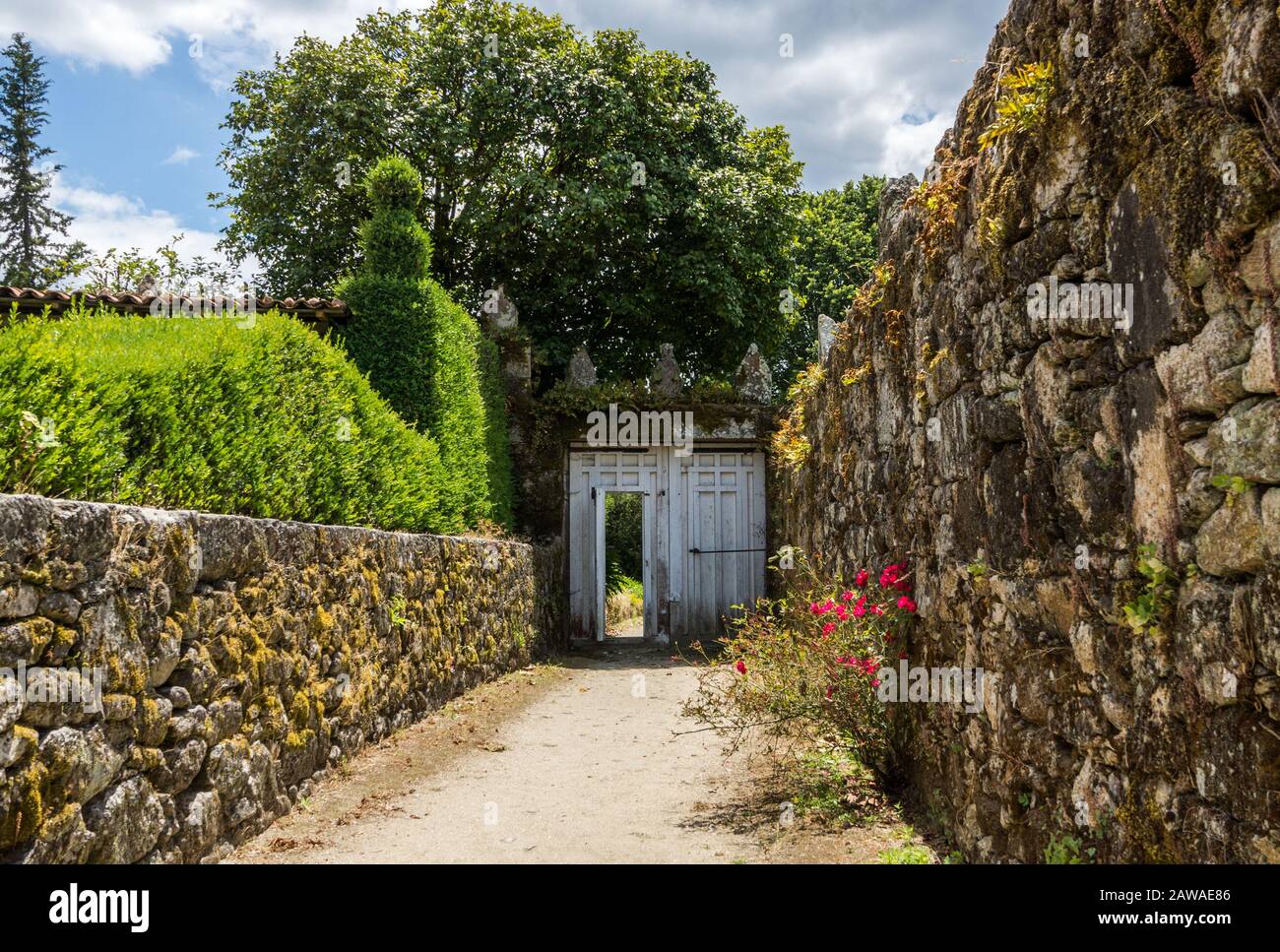 Stone walled path hi-res stock photography and images - Alamy