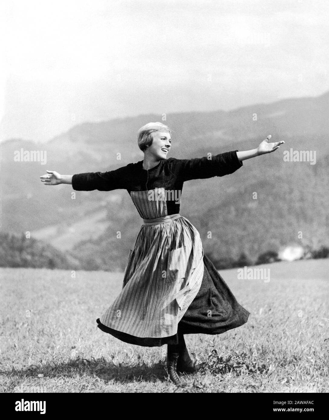 1965 , USA : The british movie actress and singer JULIE ANDREWS ( born ...