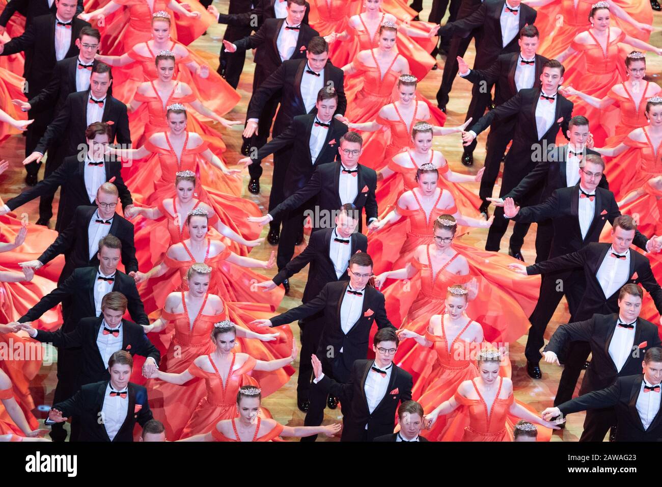 Dresden, Germany. 07th Feb, 2020. The debutante couples dance during ...