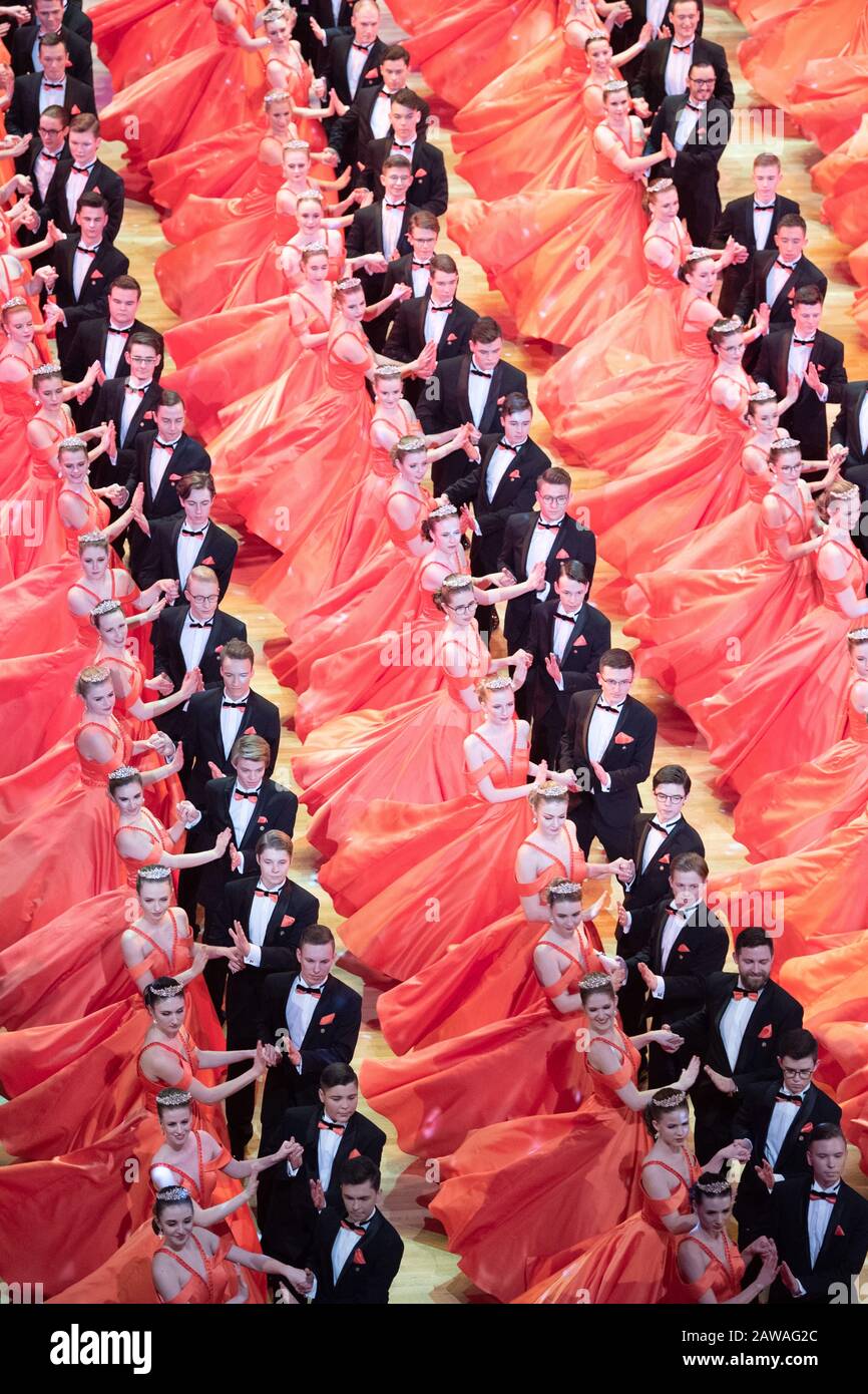 Dresden, Germany. 07th Feb, 2020. The debutante couples dance during ...