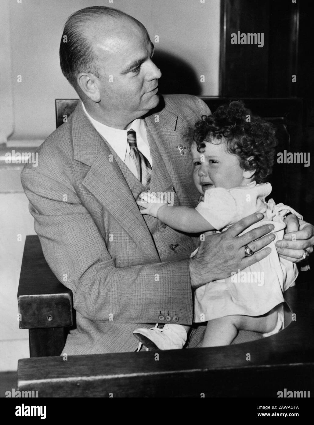 1943 , LOS ANGELES , USA: The little CAROL ANN , daughter of actress ...