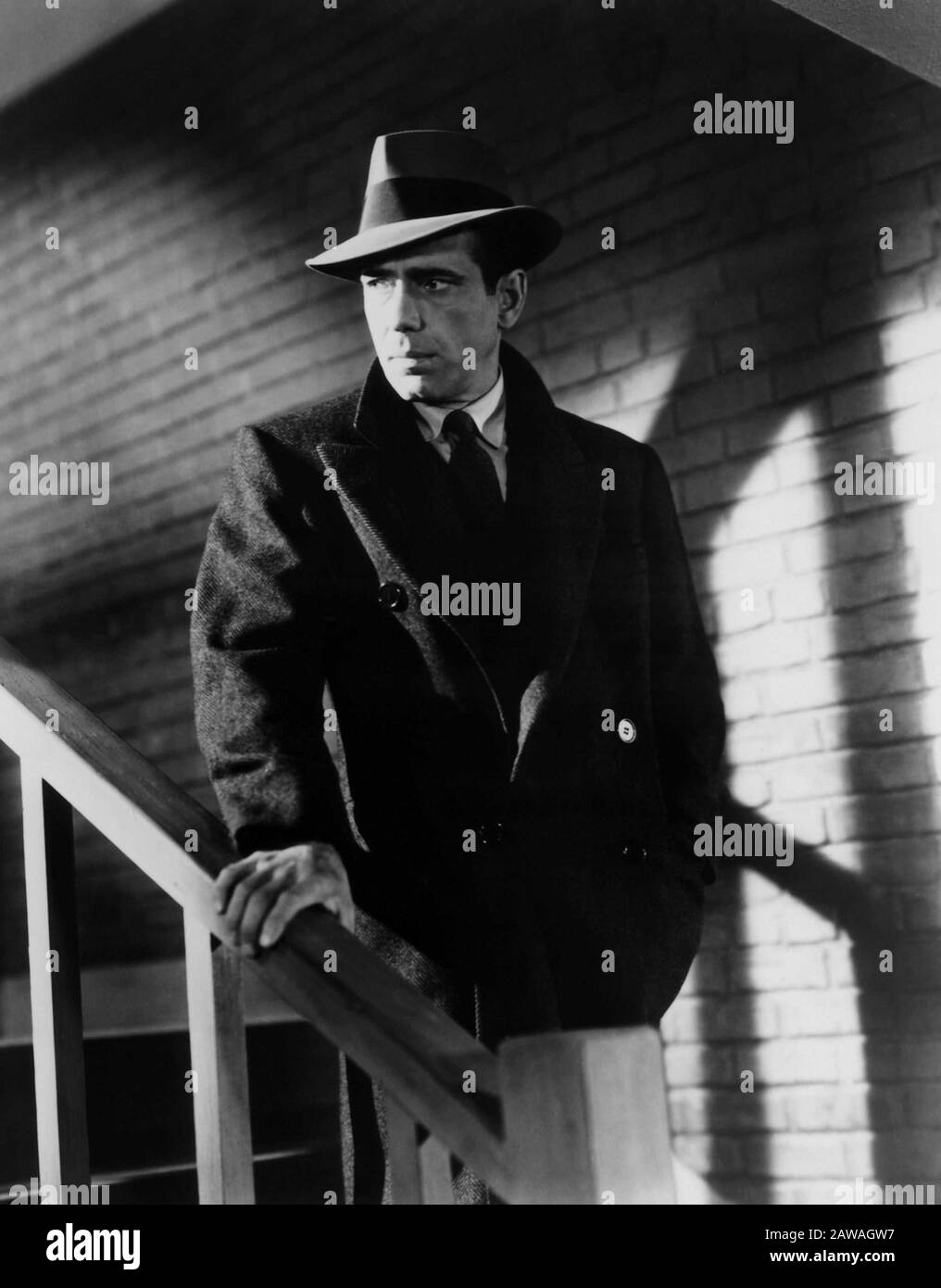 1941 , HOLLYWOOD , USA : The celebrated movie actor HUMPHREY BOGART ...