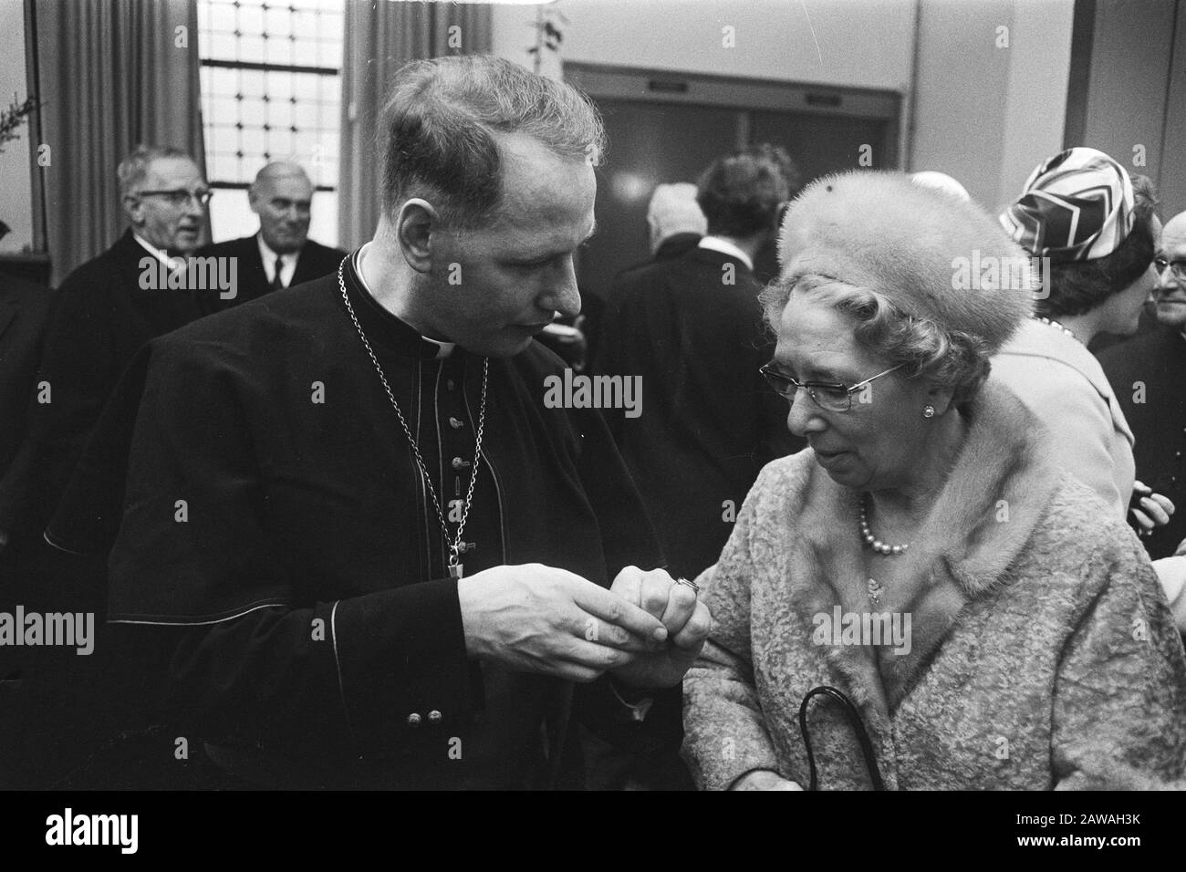 Bishop Ordination of Mgr. Simonis in Lawrence & Elisabeth Cathedral in ...