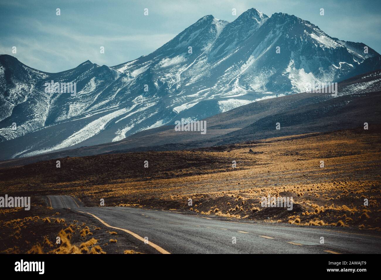 Altiplano lake mountains miscanti hi-res stock photography and images ...