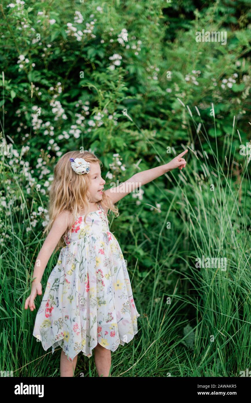 Toddler girl pointing hi-res stock photography and images - Alamy
