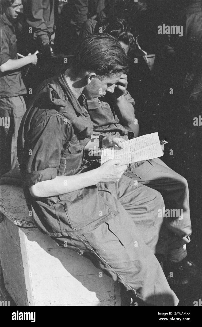 Soldiers reading letters hi-res stock photography and images - Alamy