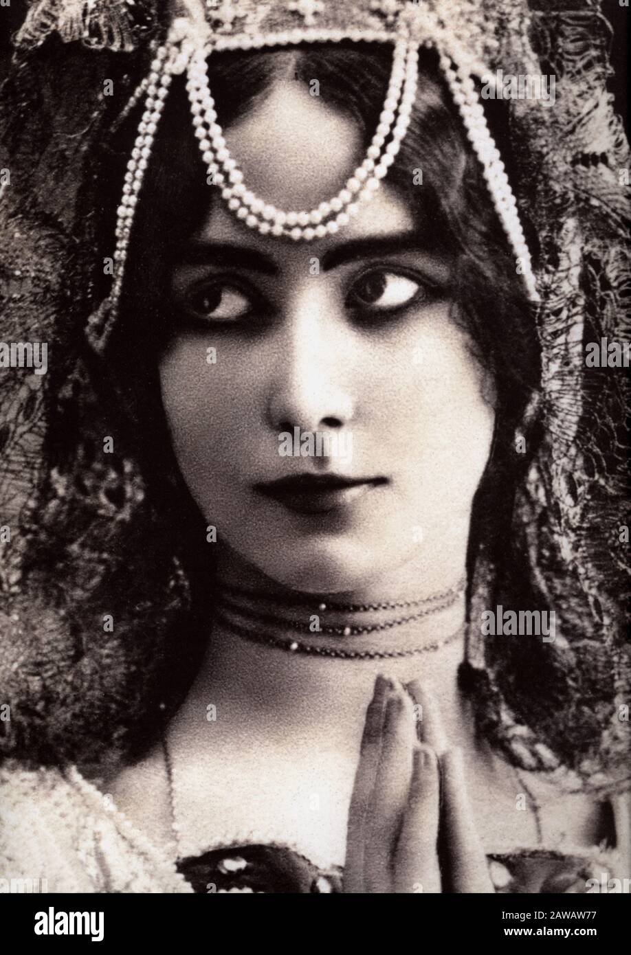 1900 , Paris , France : The celebrated french dancer and singer CLEO DE ...