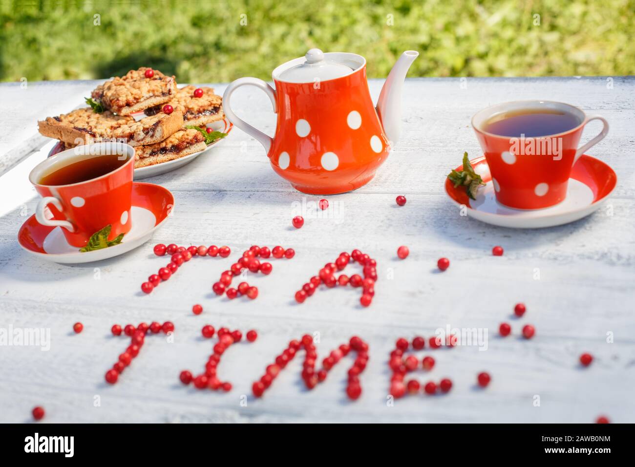 Afternoon tea garden spring table hi-res stock photography and images ...