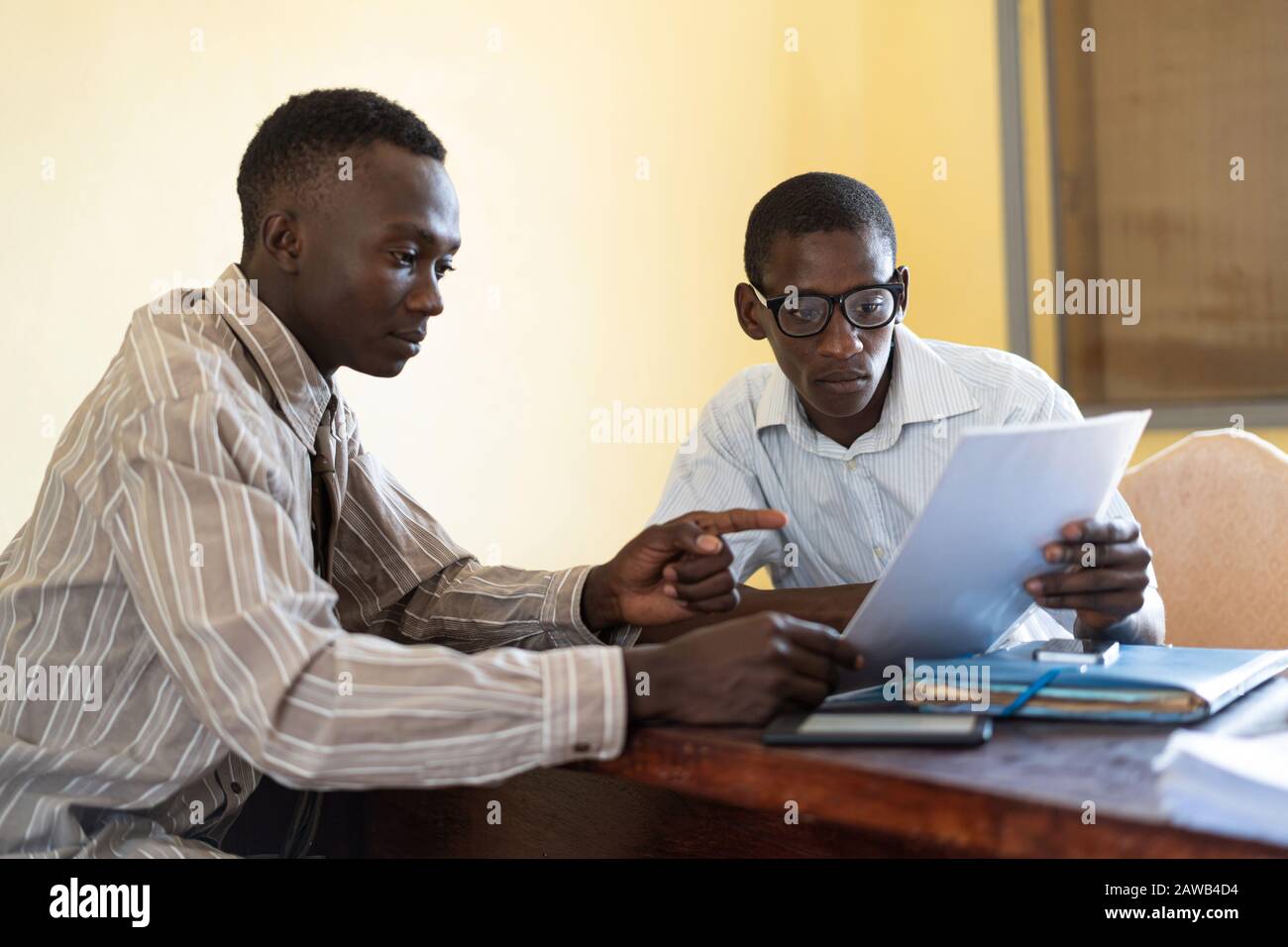 Handshake africa office hi-res stock photography and images - Alamy