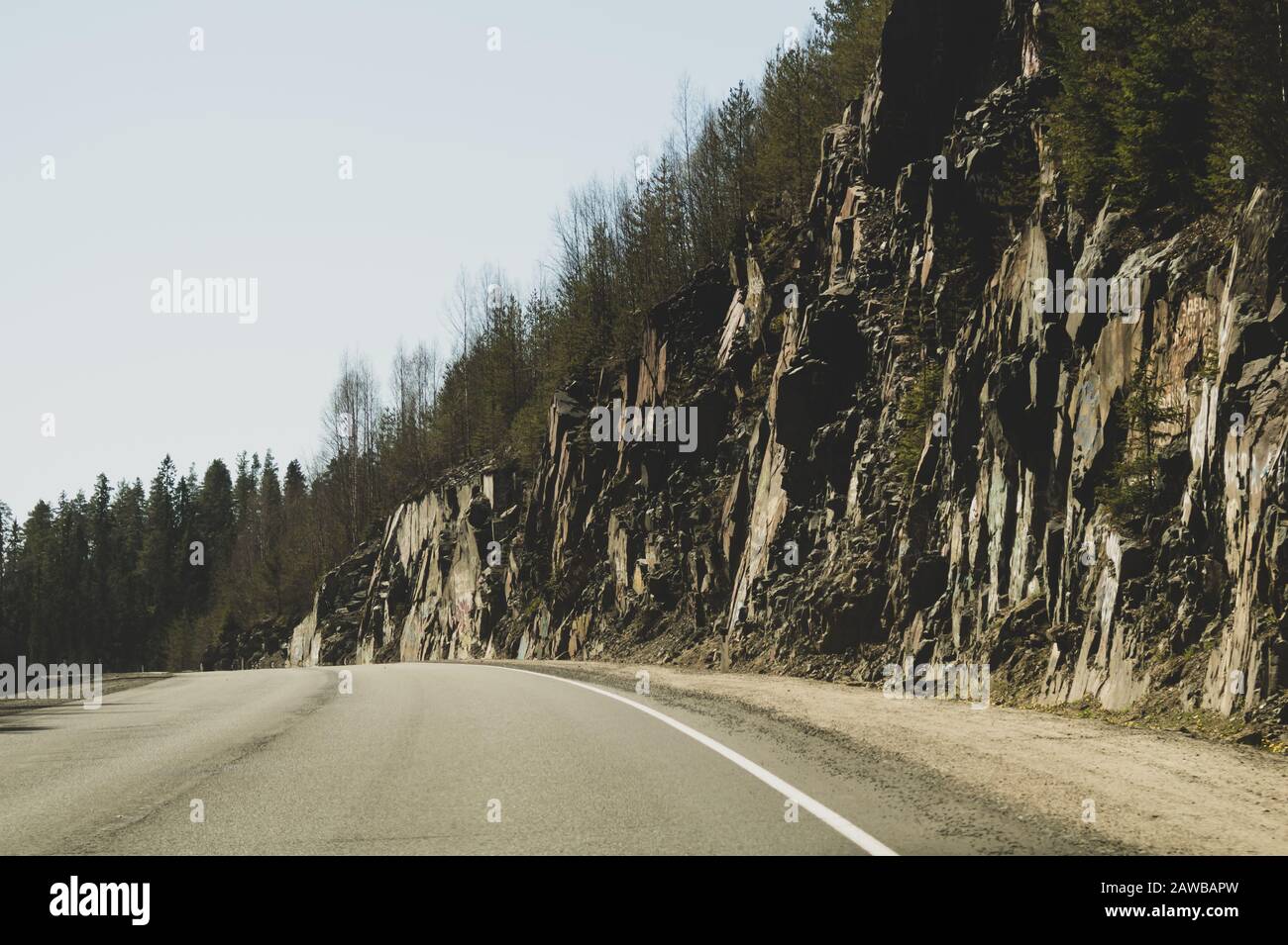 Side cliff road hi-res stock photography and images - Alamy