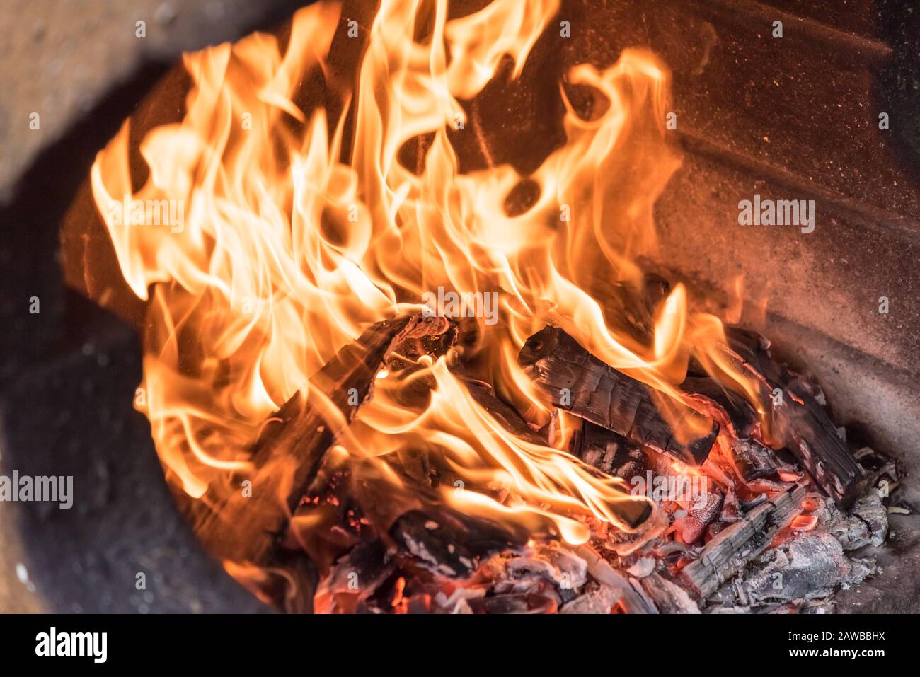 Wood charcoal burning hi-res stock photography and images - Alamy