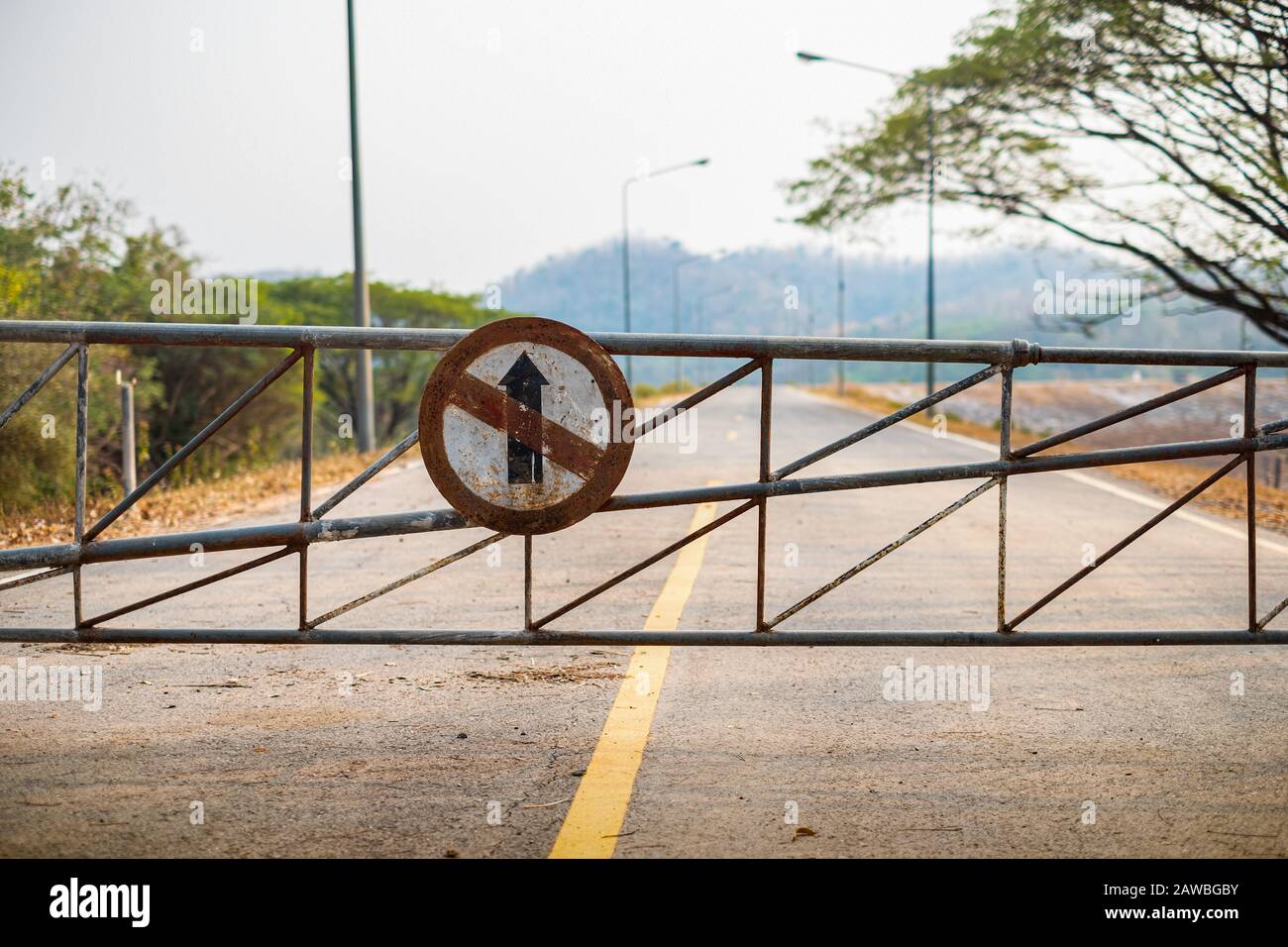Rusty no entry road sign hi-res stock photography and images - Alamy