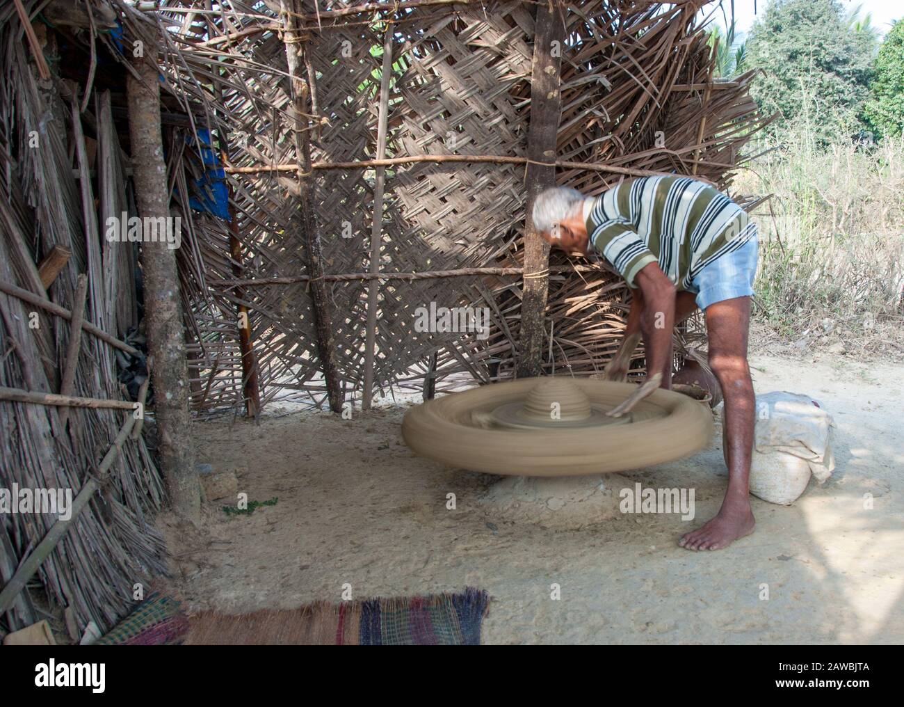 India making clay pots hi-res stock photography and images - Alamy