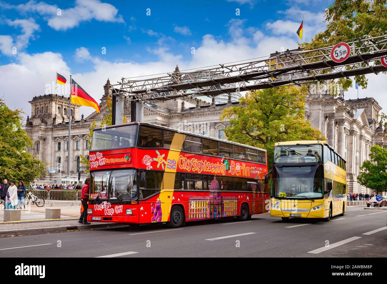Buses double decker buses hi-res stock photography and images - Alamy