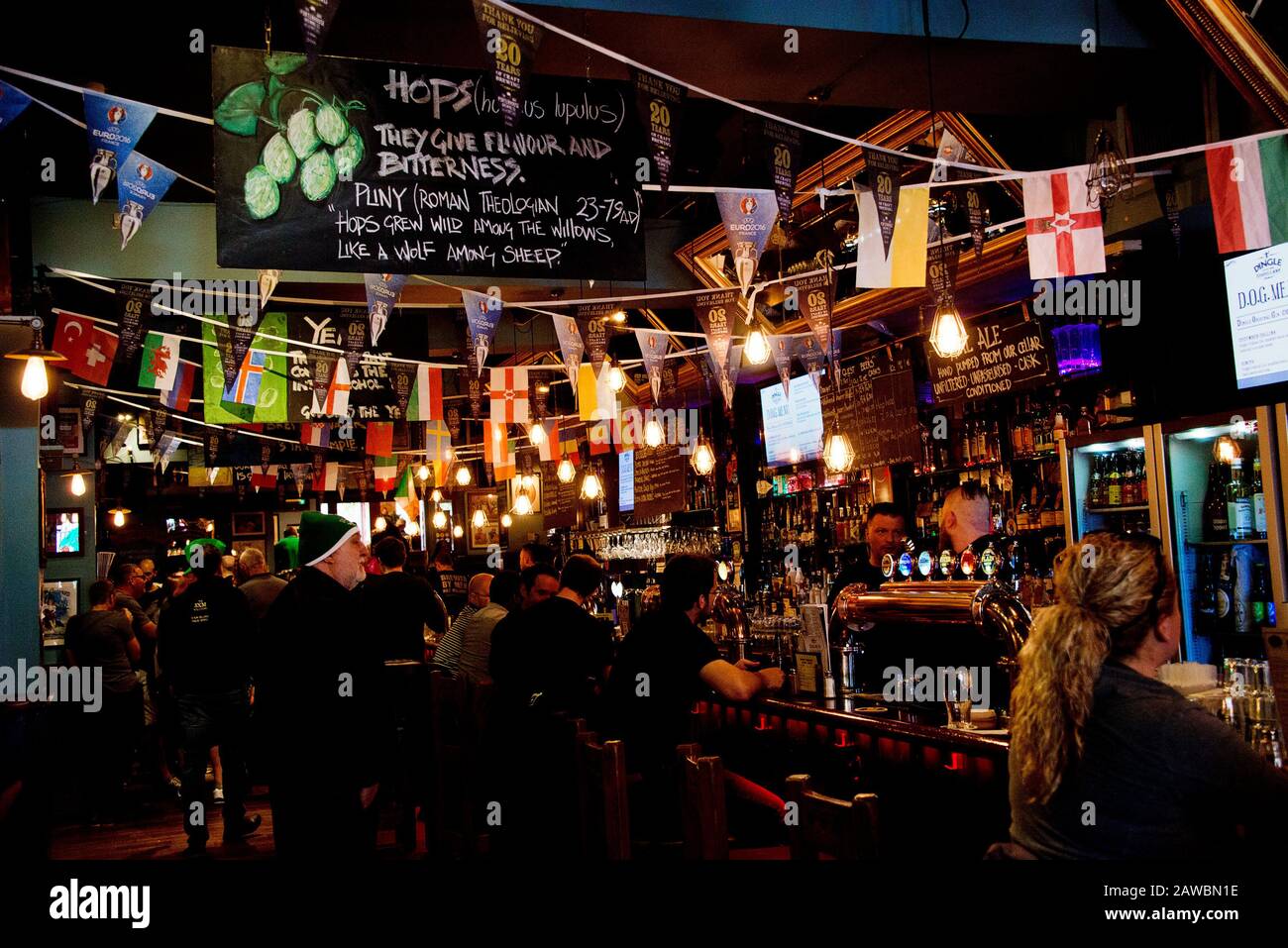 Pub bar interior busy hi-res stock photography and images - Alamy