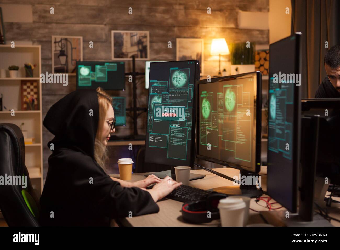 Female hacker hi-res stock photography and images - Alamy