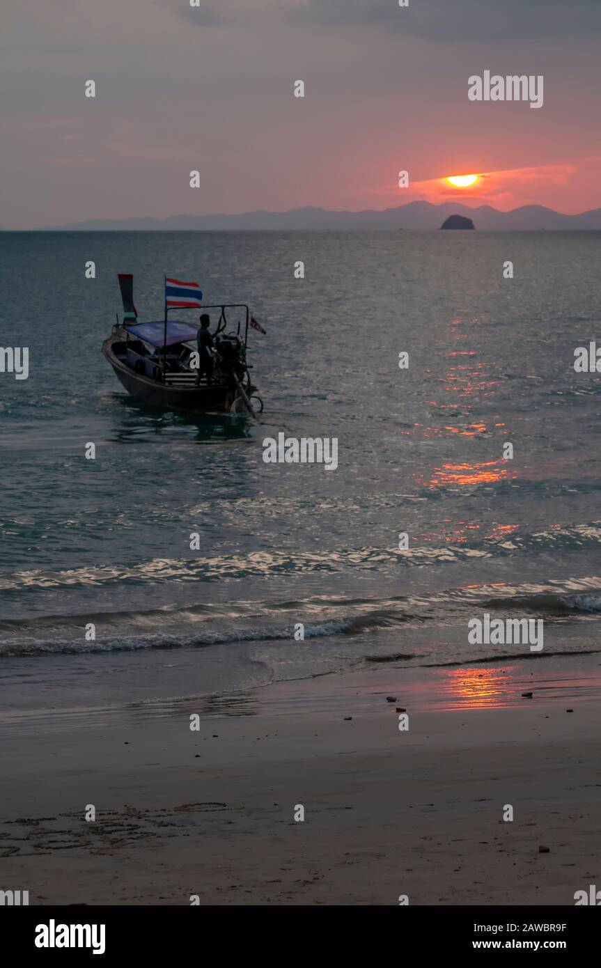 Long tail boat sails hi-res stock photography and images - Alamy