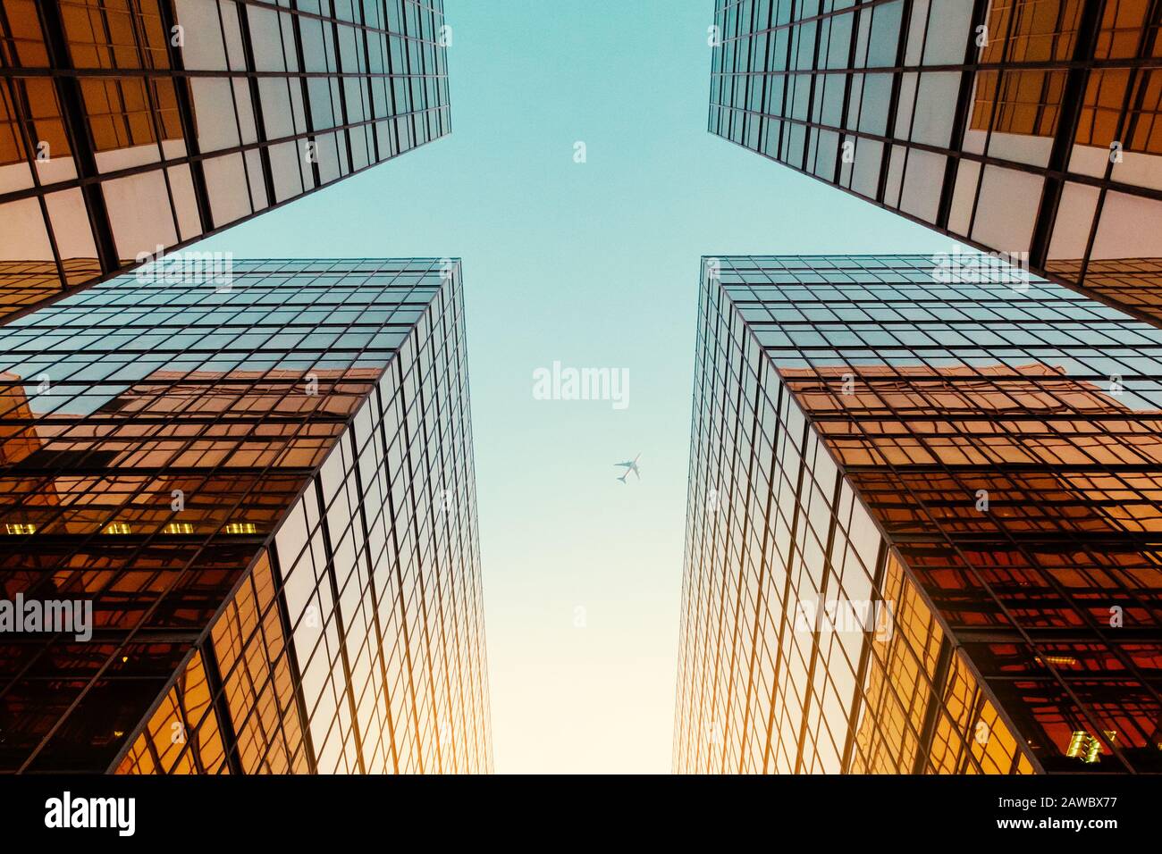 Gold glass building hi-res stock photography and images - Alamy