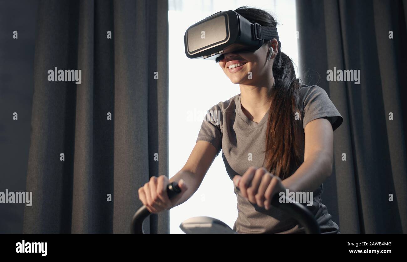 Girl wearing vr headset hi-res stock photography and images - Alamy