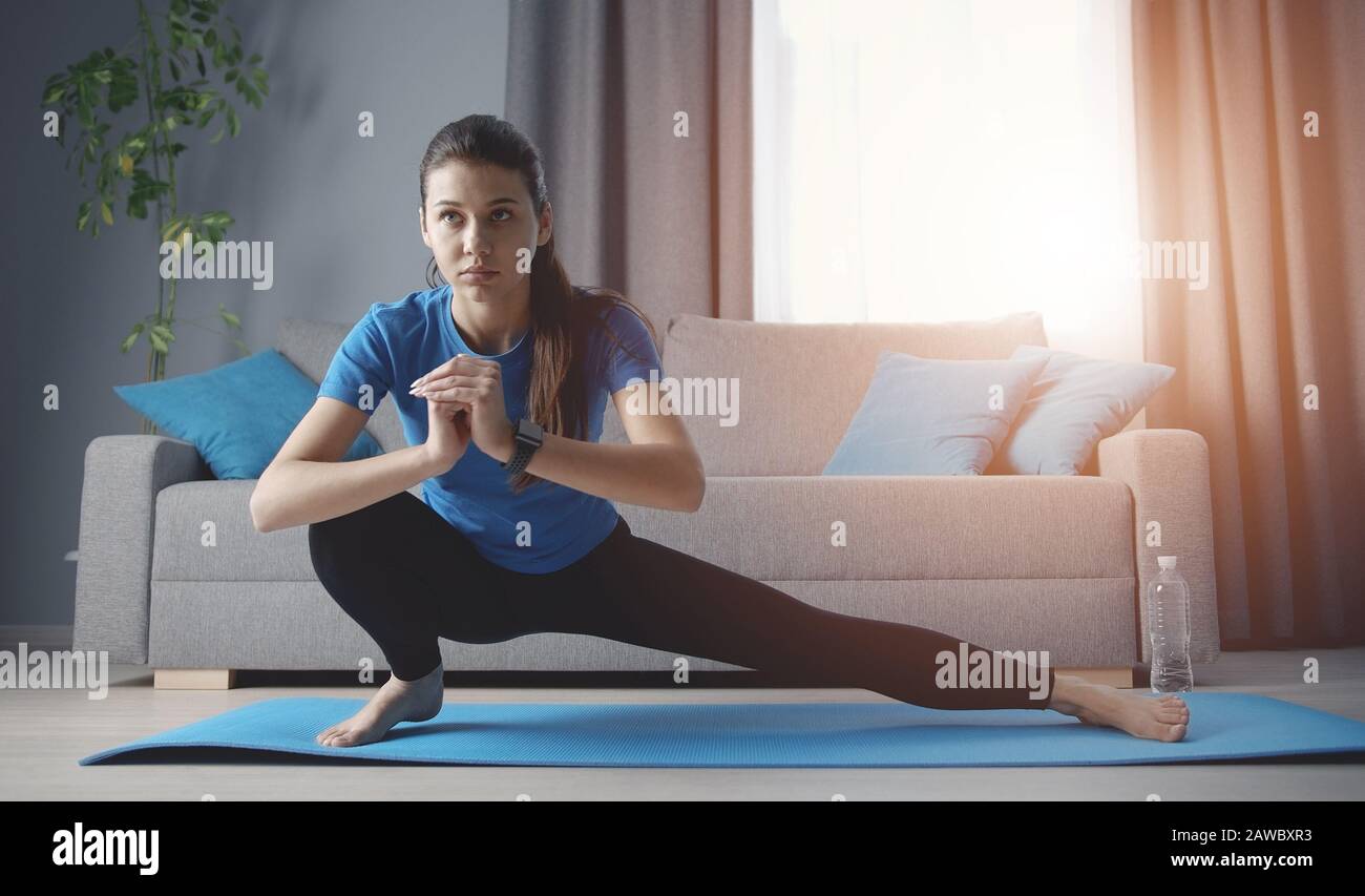 Lunge position hi-res stock photography and images - Alamy