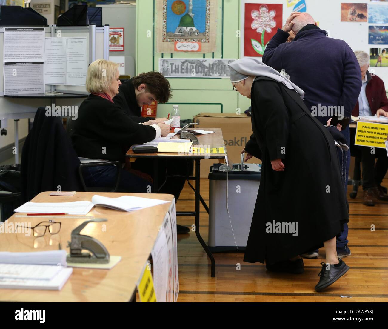 Casting a vote ireland 2020 hi-res stock photography and images - Alamy
