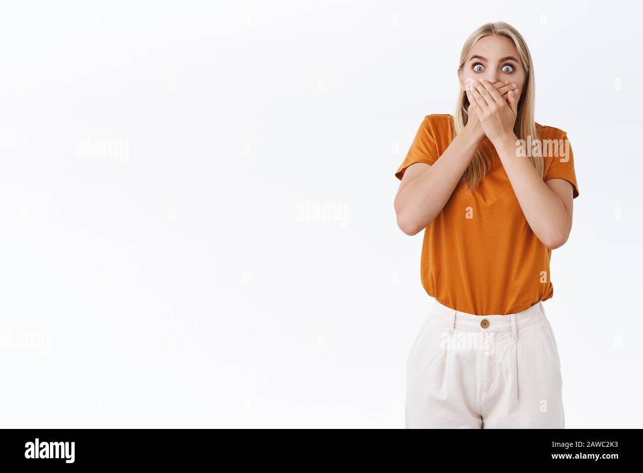 Shocked stunned blond girl freak-out from surprised impressive news ...