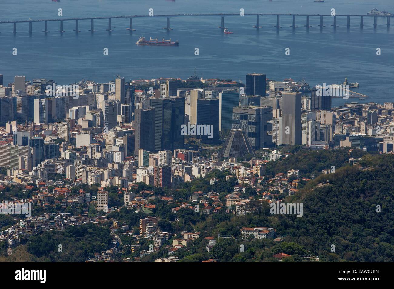 The landmark Rio-Niterói bridge facing downtown Rio de Janeiro ...