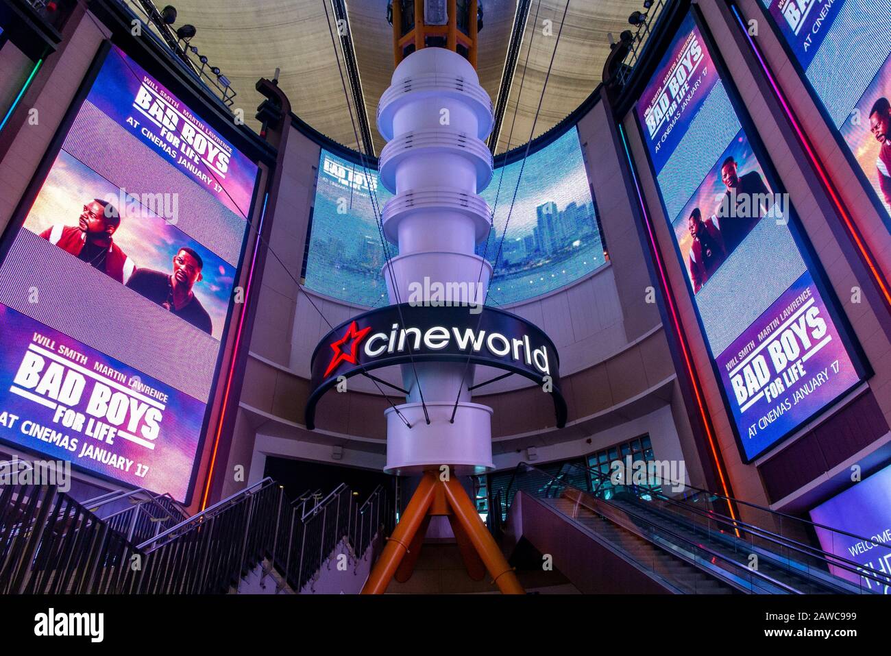 Cineworld cinema uk interior hi-res stock photography and images - Alamy