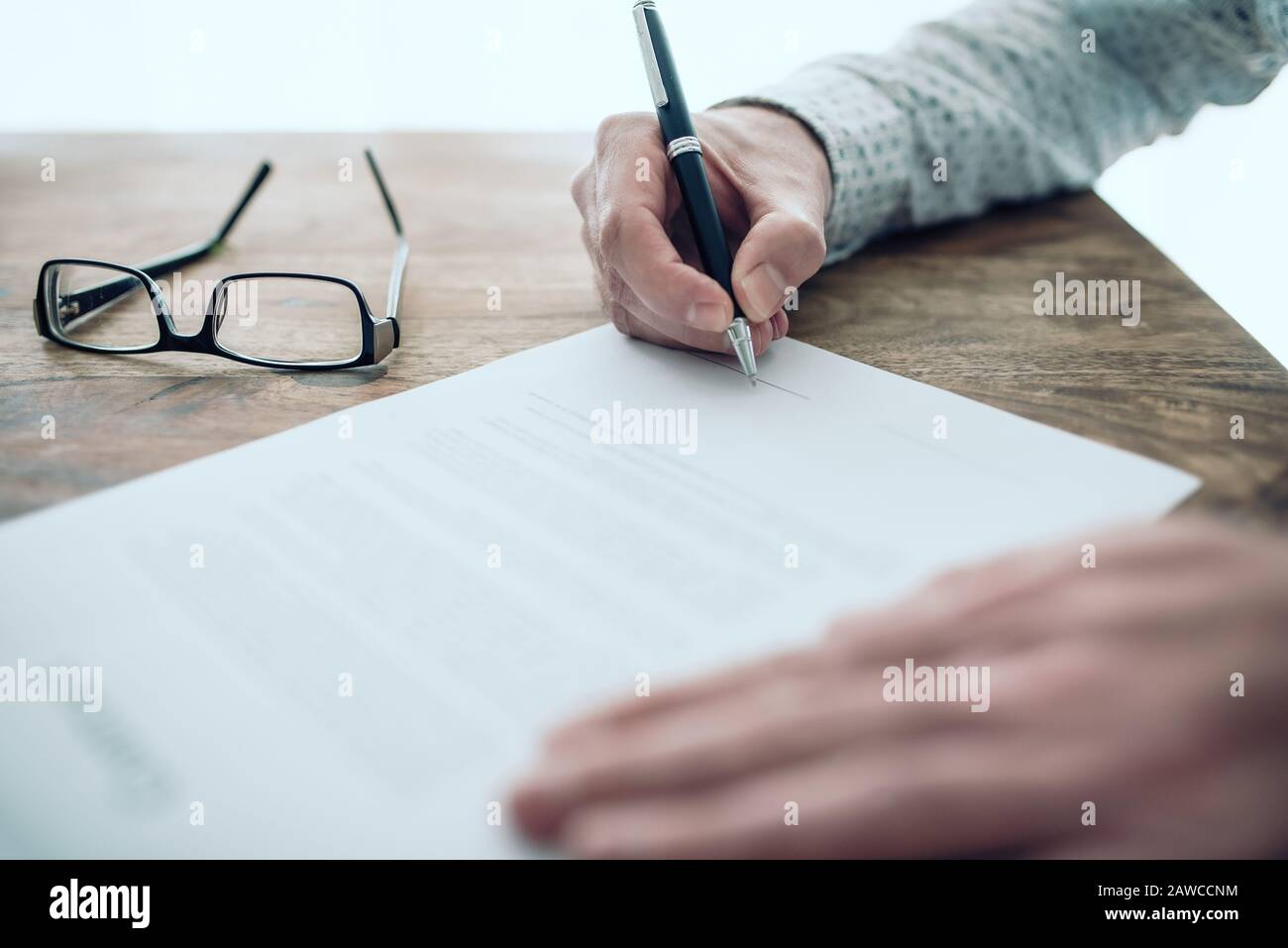 Signing table hi-res stock photography and images - Alamy