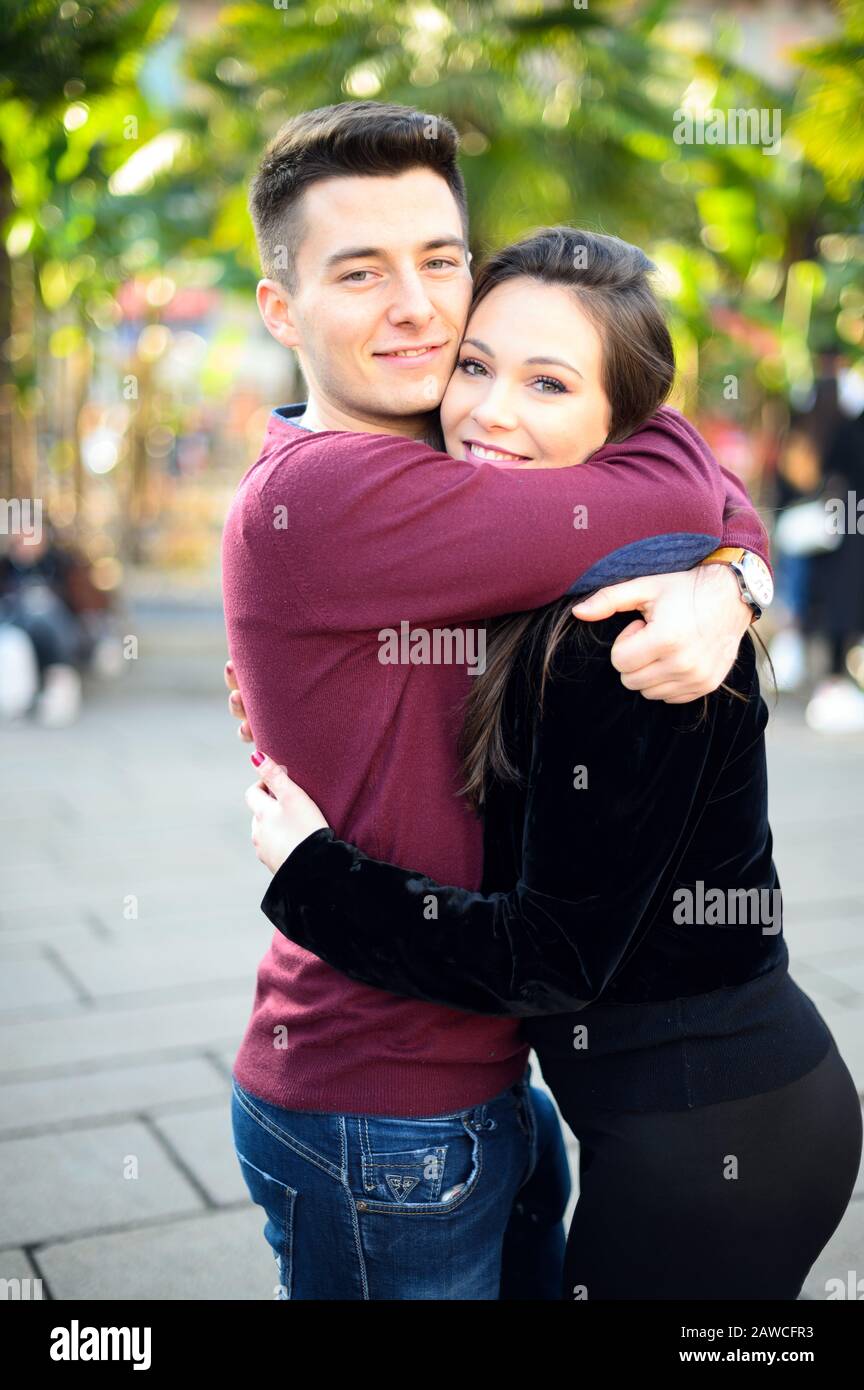 Couple hugging outdoor hi-res stock photography and images - Alamy