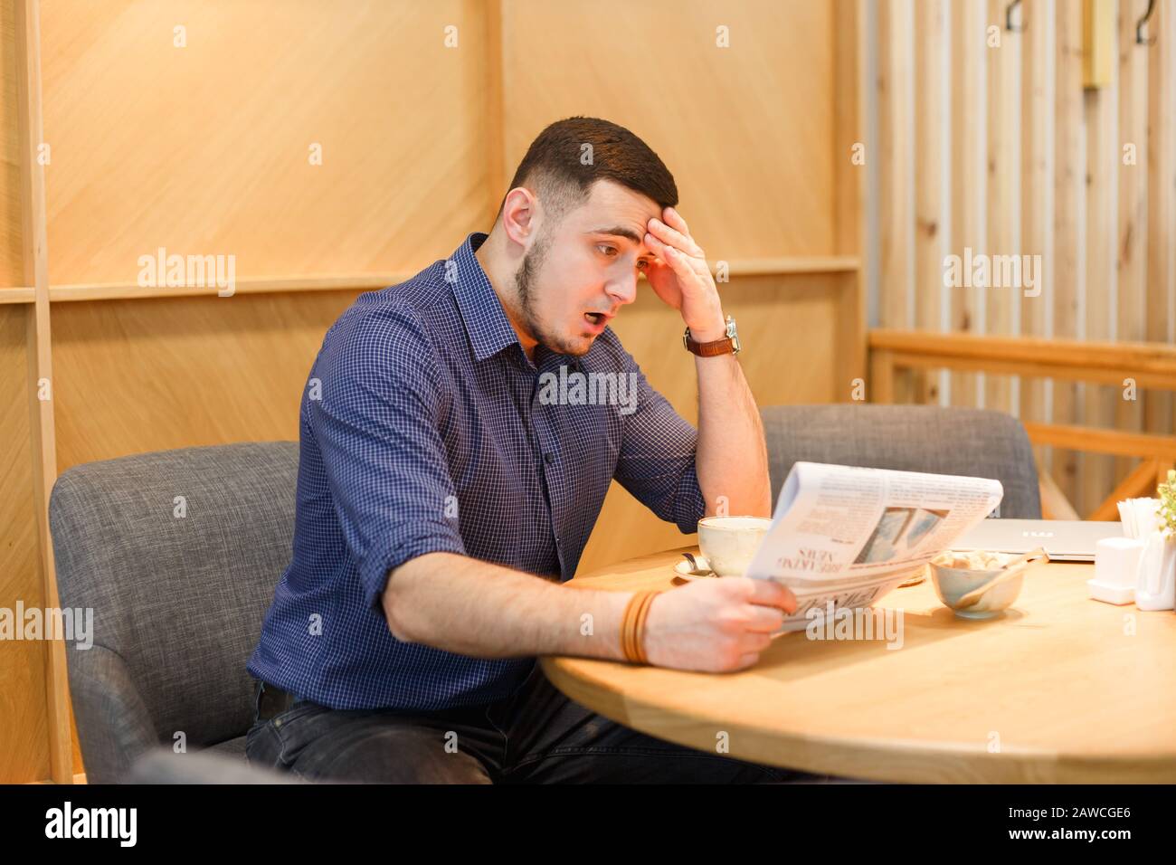 Man male reading reads newspaper hi-res stock photography and images ...