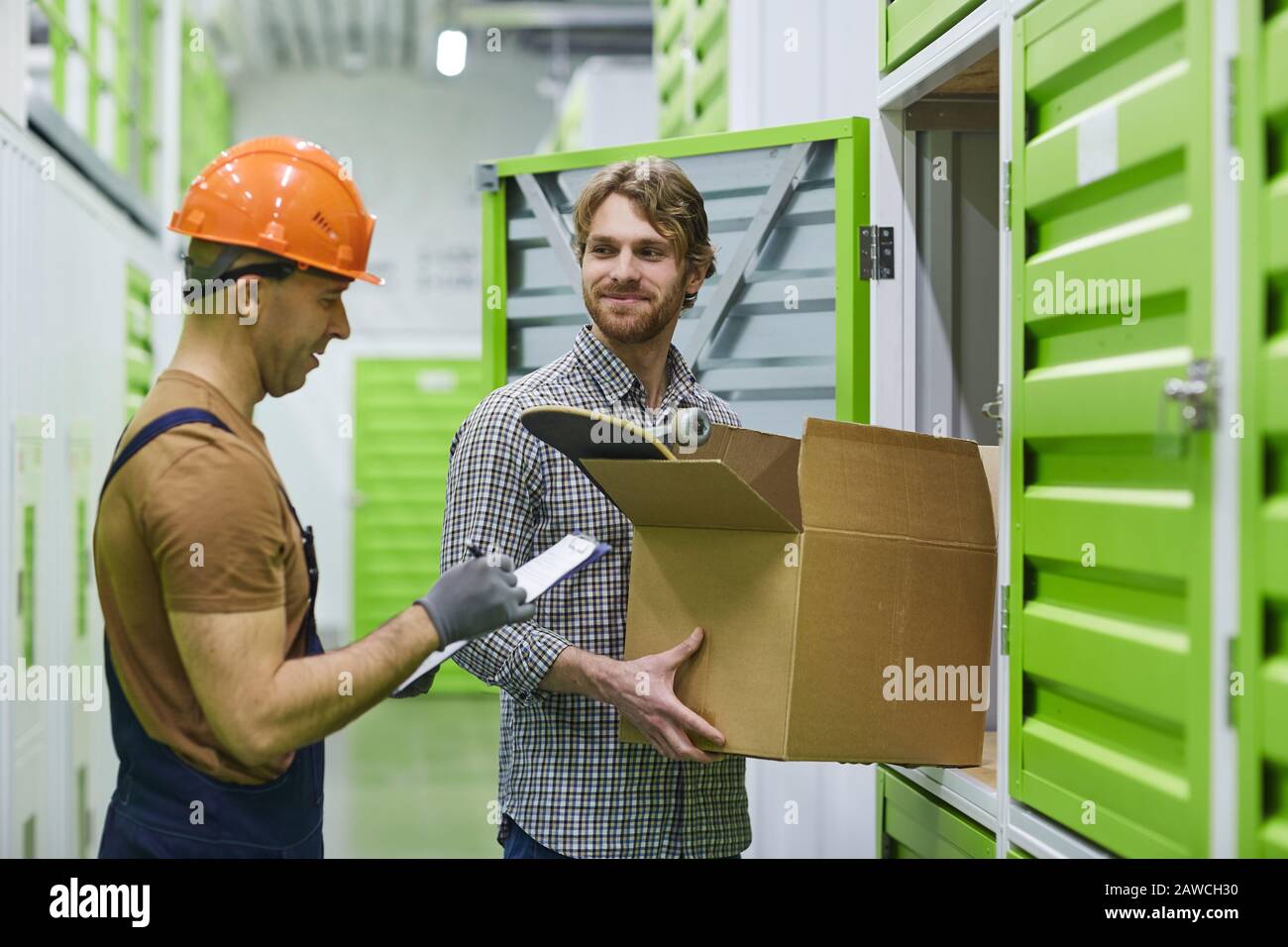 Putting things in boxes hi-res stock photography and images - Alamy