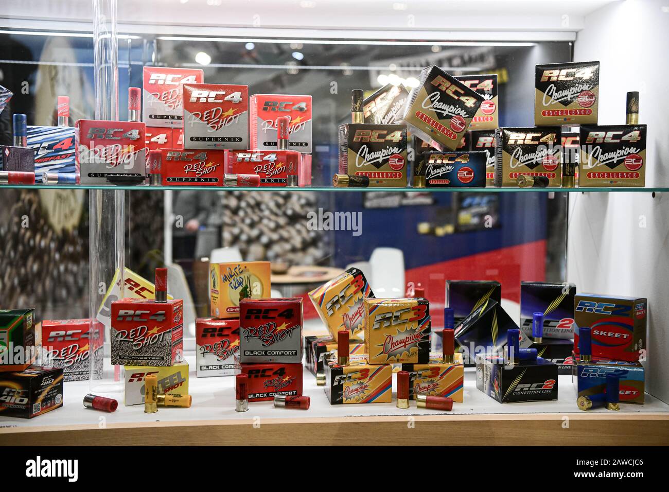 Shooting hunting outdoor trade show hi-res stock photography and images ...