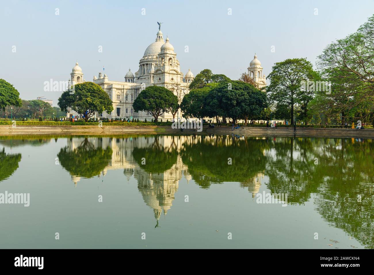 Victoria Memorial Hall and garden in Kolkata Stock Photo - Alamy