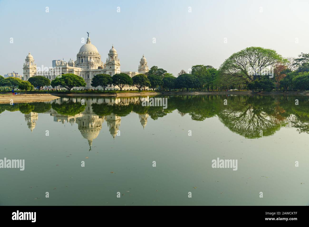 Victoria Memorial Hall and garden in Kolkata Stock Photo - Alamy