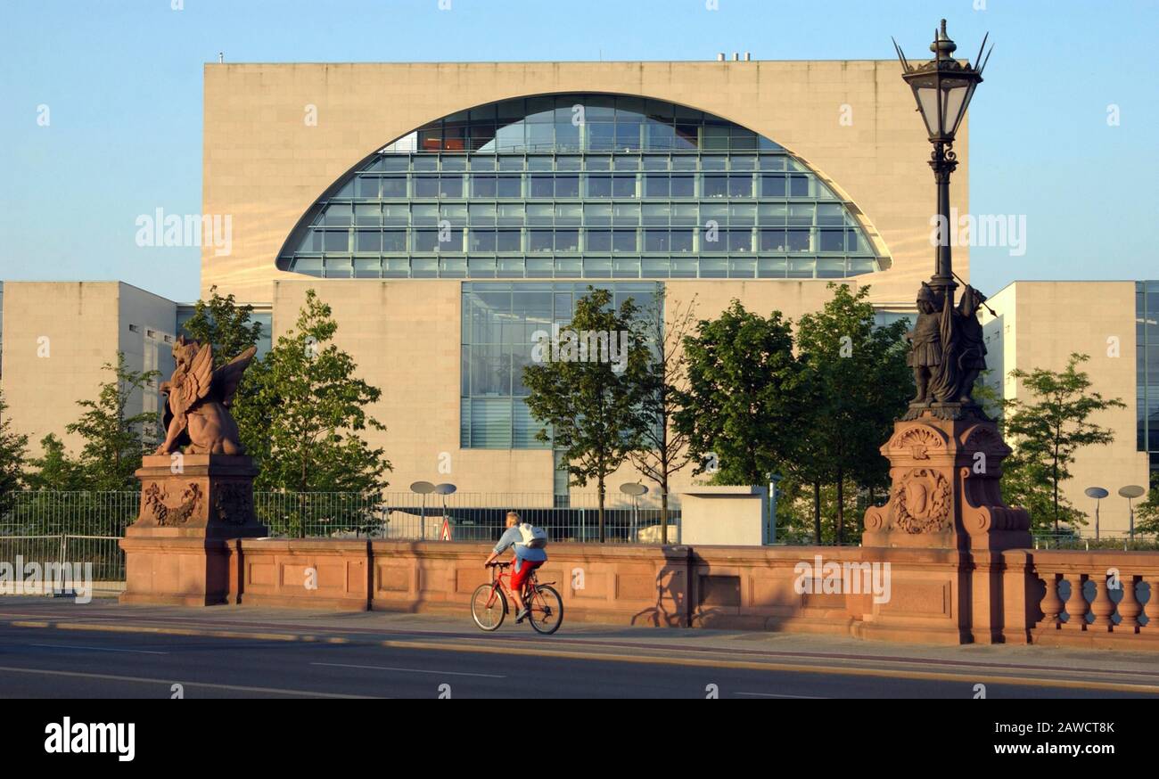 Berlin, Germany. 12th June, 2003. View over the Moltke Bridge to the ...